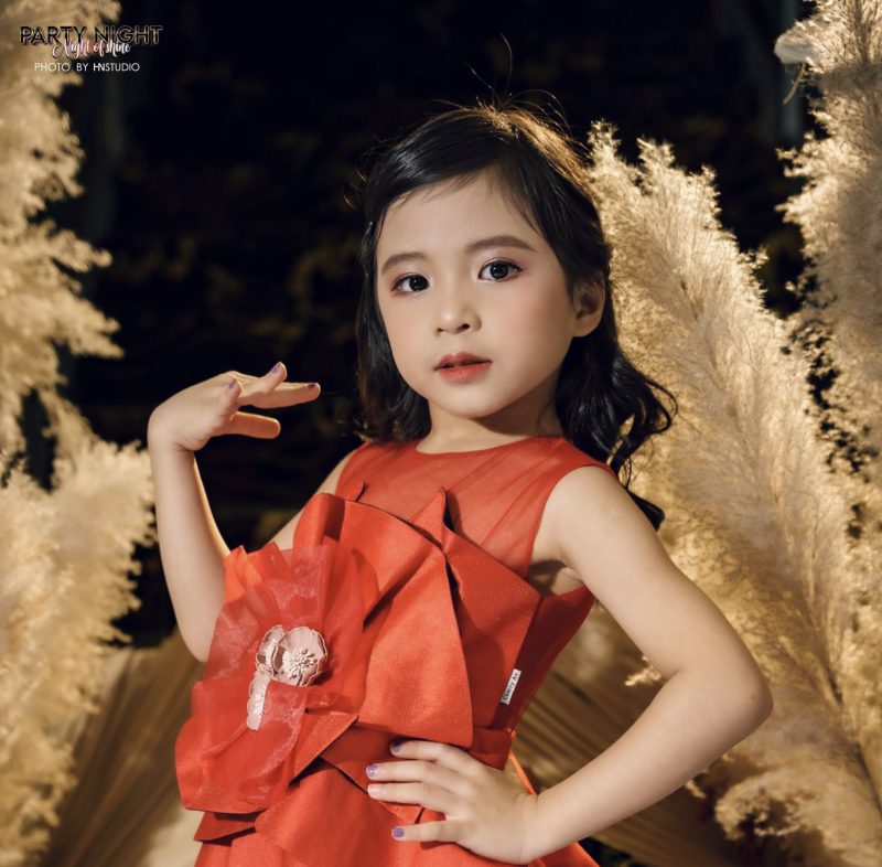 Ngất ngây trước vẻ đẹp như thiên sứ của mẫu nhí Phan Kiều Ngân - gương ...